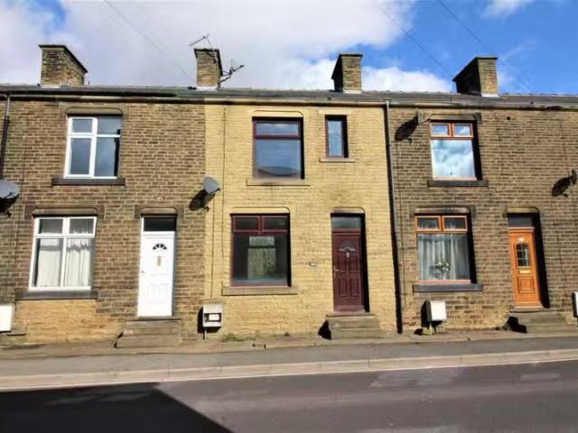 2 bedroom terraced house for rent in Commercial Road, Skelmant.