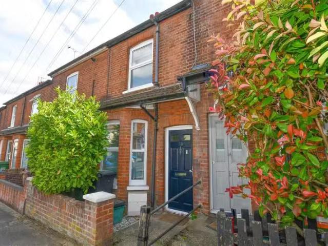 2 bedroom terraced house for rent in Camp View Road, St Albans.