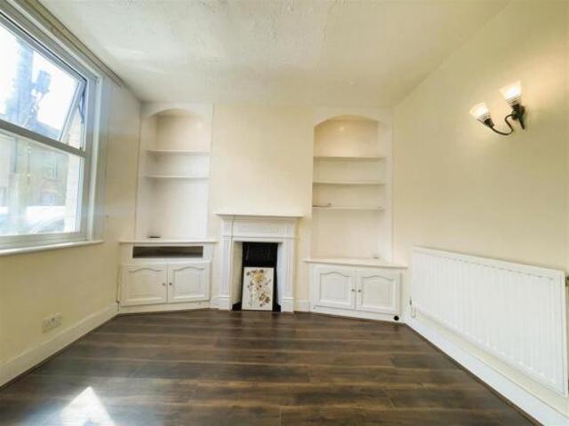 2 bedroom terraced house for rent in Castle Road, Chatham, ME4