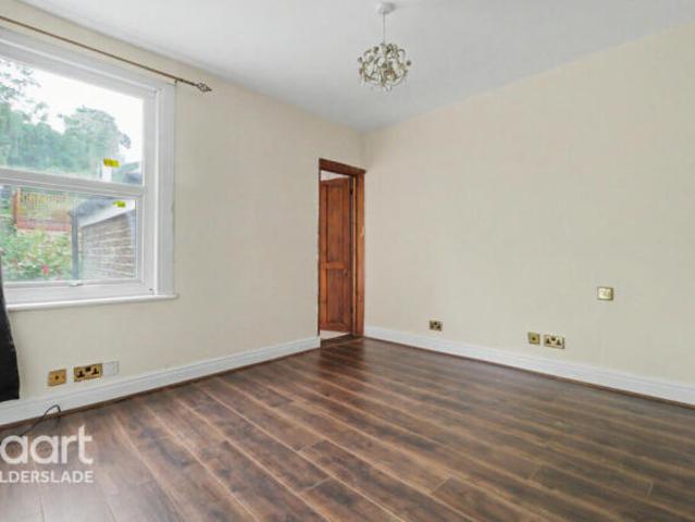 2 bedroom terraced house for rent in Castle Road, Chatham, ME4