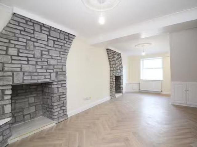 2 bedroom terraced house for rent in Castle Street, Treforest.