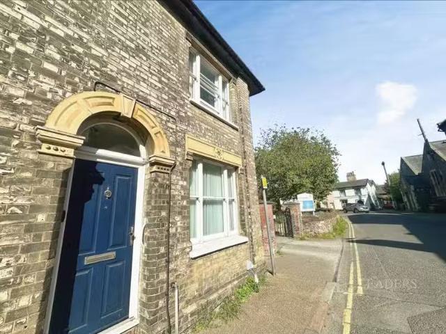 2 bedroom terraced house for rent in Church Street, CO10