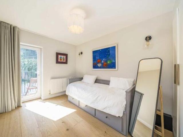 2 bedroom terraced house for rent in Chestnut Grove, Balham, SW12