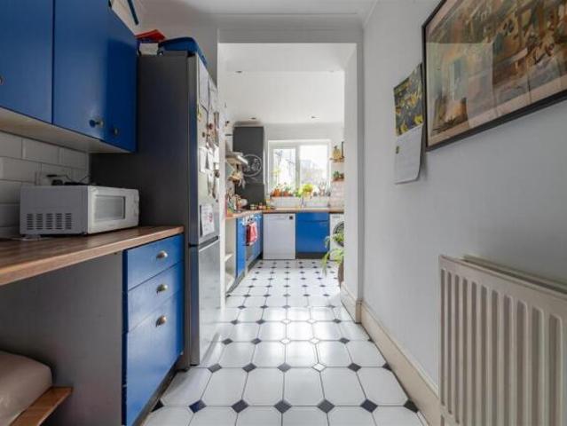 2 bedroom terraced house for rent in Chingford Road, Walthamstow, E17