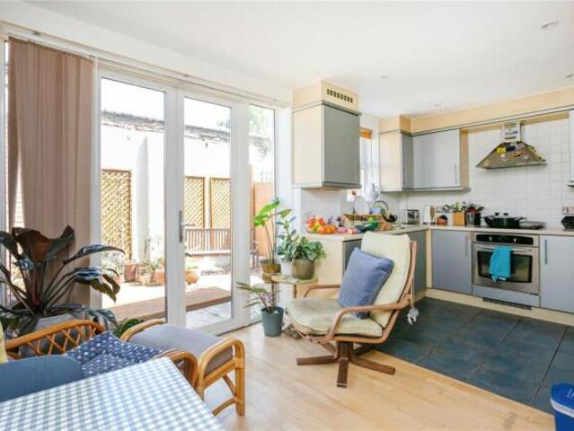 2 bedroom terraced house for rent in Clifden Mews, London, E5