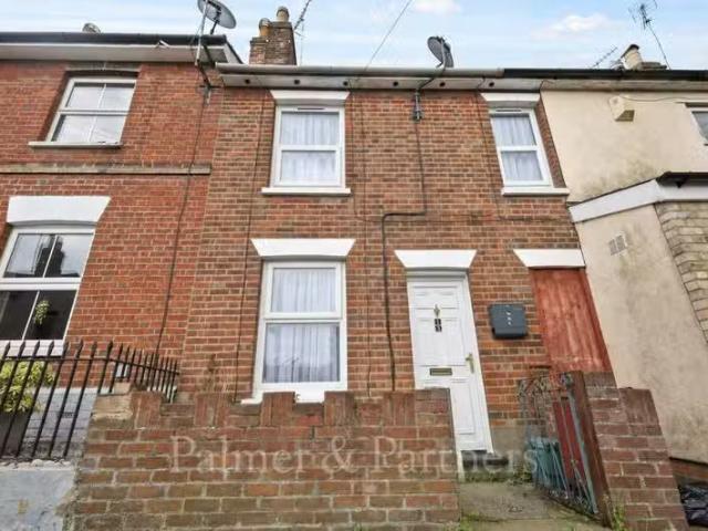 2 bedroom terraced house for rent in Cromwell Road, Colchester.