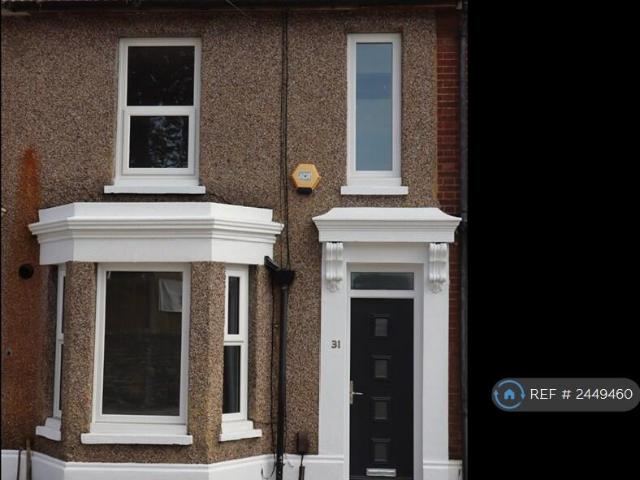 2 bedroom terraced house for rent in Crown Road, Sittingbourne, ME10