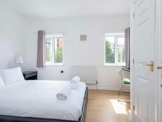 2 bedroom terraced house for rent in Abbott Road, Poplar, E14
