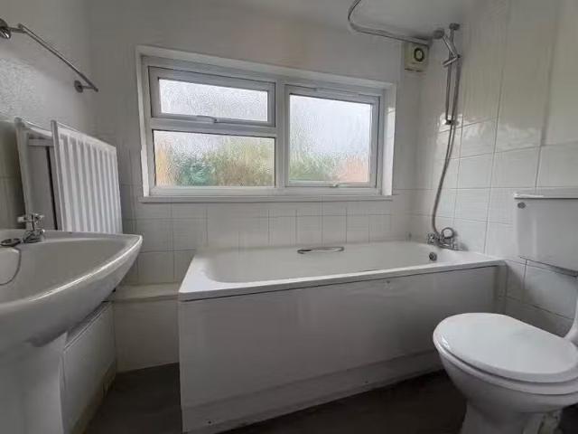 2 bedroom terraced house for rent in Approach Cottages, Haverh.