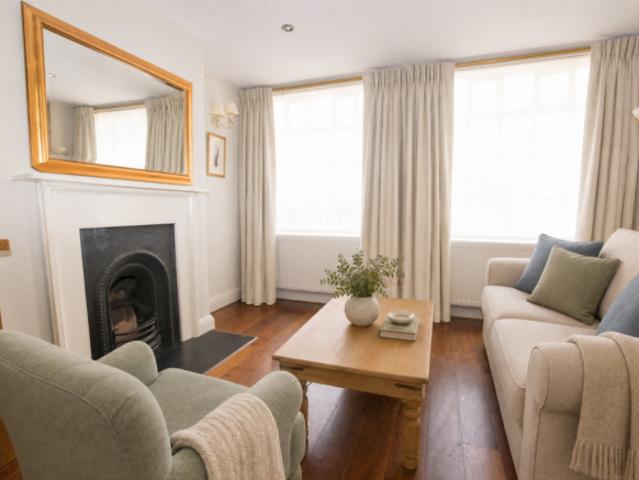 2 bedroom terraced house for rent in Archway Street, London, SW13