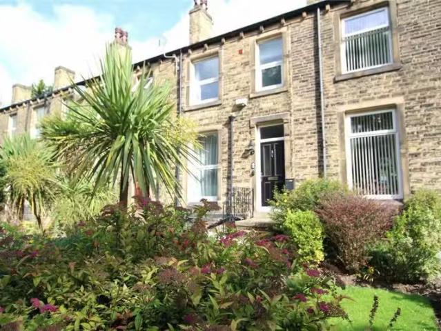 2 bedroom terraced house for rent in Ashbrow Road, Huddersfiel.