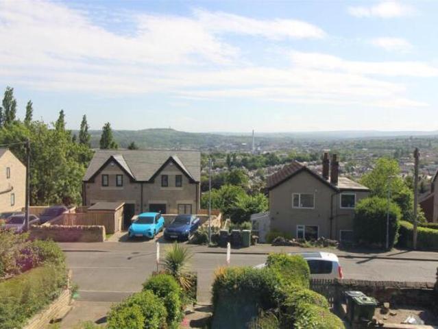 2 bedroom terraced house for rent in Ashbrow Road, Huddersfield, HD2