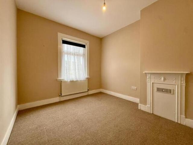 2 bedroom terraced house for rent in Avenue Road, London, N14
