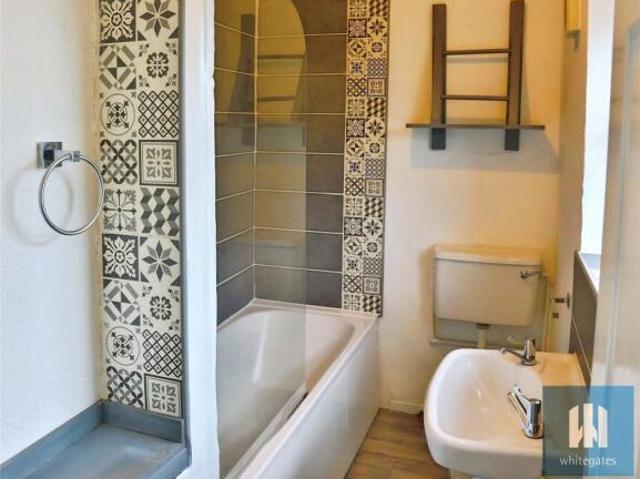 2 bedroom terraced house for rent in Batley Street, Moldgreen, Huddersfield, HD5