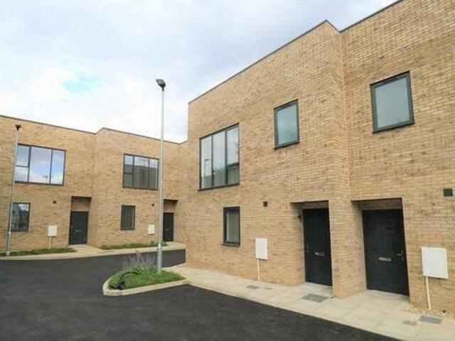 2 bedroom terraced house for rent in Beagle Close Mill Hill NW7