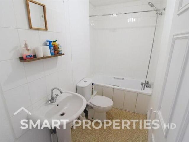 2 bedroom terraced house for rent in Blackmoorfoot Road, Huddersfield, HD4