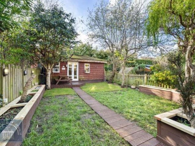 2 bedroom terraced house for rent in Brading Crescent, Aldersbrook, E11