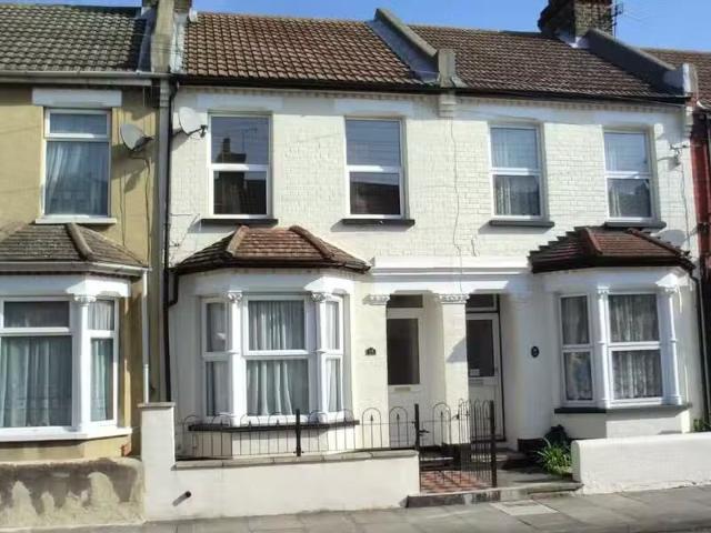 2 bedroom terraced house for rent in Granville Road, Gravesend.