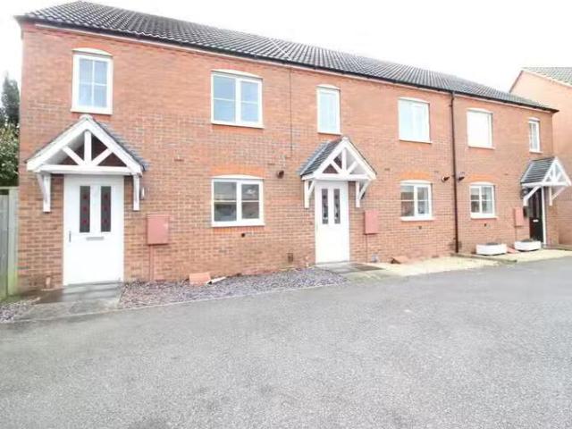 2 bedroom terraced house for rent in Dovehouse Close, Warwick.