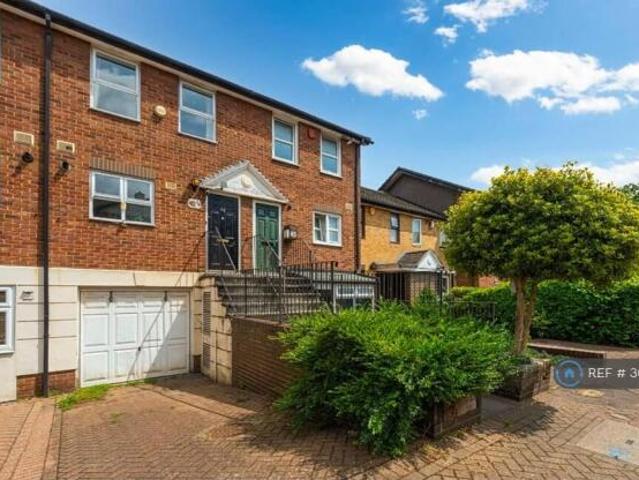 2 bedroom terraced house for rent in Damask Crescent, London, E16