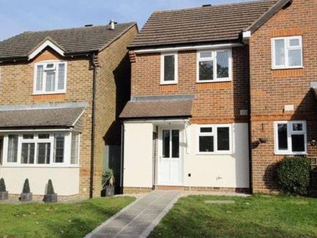 2 bedroom terraced house for rent in Darby Close Caterham CR3