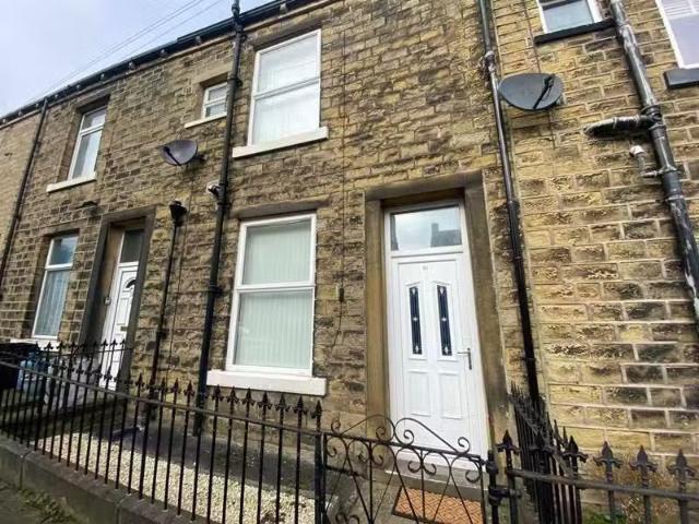 2 bedroom terraced house for rent in Duke Street, Elland, Hali.