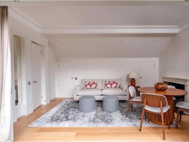 2 bedroom terraced house for rent in Egerton Gardens Mews, Knightsbridge, SW3
