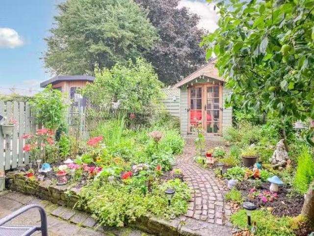 2 bedroom terraced house for rent in Essie Terrace, Barnoldswi.