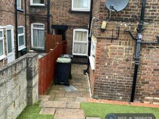 2 bedroom terraced house for rent in Farley Hill, Luton, LU1