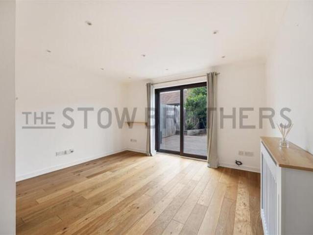 2 bedroom terraced house for rent in Friars Close, Chingford, E4