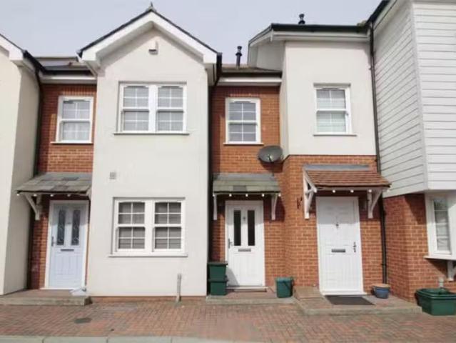 2 bedroom terraced house for rent in Kelvedon Road, Esinteract.