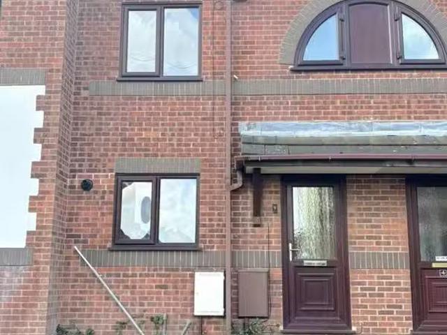 2 bedroom terraced house for rent in Kings Court, Arthur Stree.