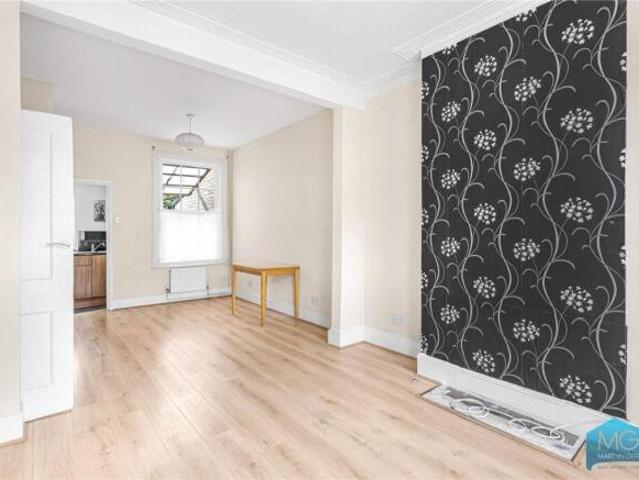 2 bedroom terraced house for rent in Kings Road, London, N22