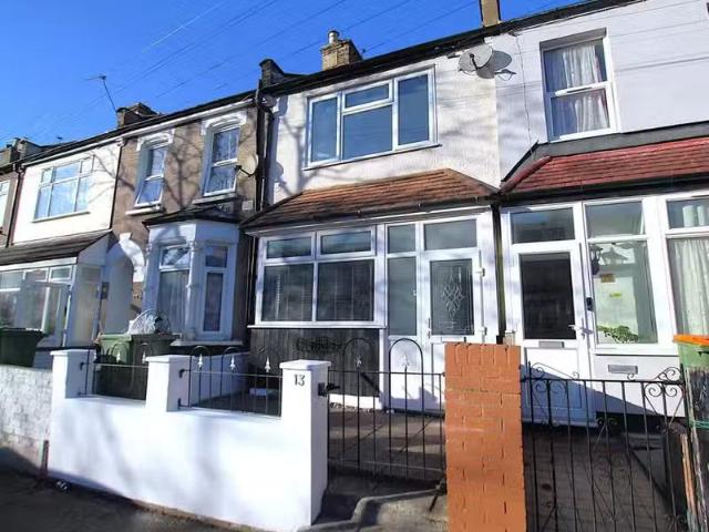 2 bedroom terraced house for rent in Kingsland Road, Plaistow.