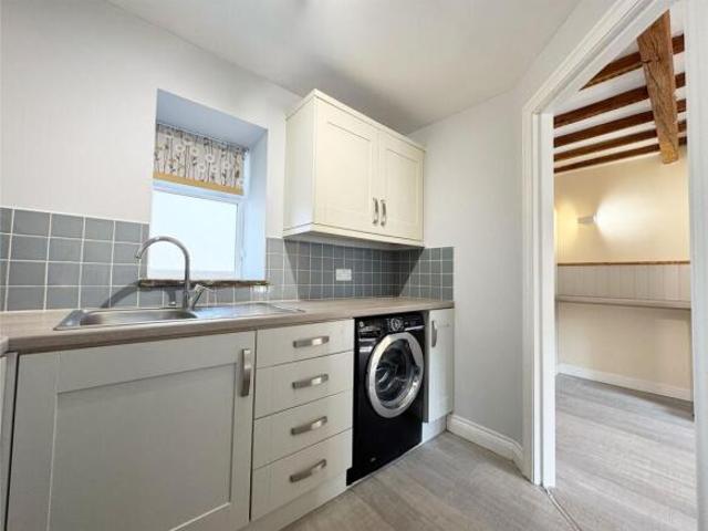 2 bedroom terraced house for rent in Kirby Row, Huddersfield, HD5