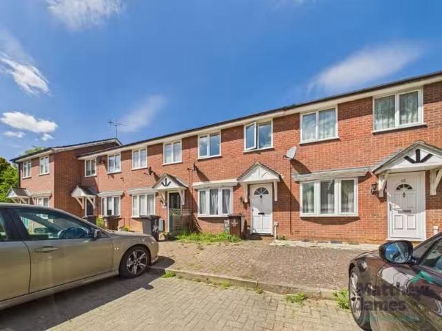2 bedroom terraced house for rent in Hollymead Close, Colchest.