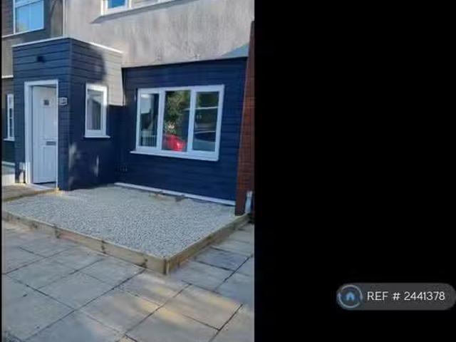 2 bedroom terraced house for rent in Hareclive Road, Bristol.