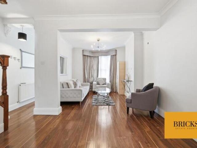 2 bedroom terraced house for rent in Haselbury Road, London, N18