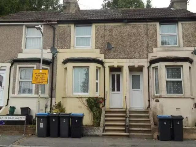 2 bedroom terraced house for rent in Heathfield Avenue, CT16