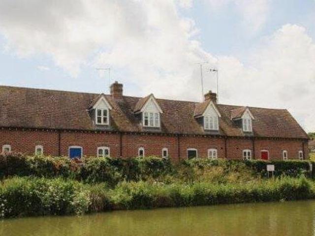 2 Bedroom Terraced House For Rent In High Street, Hungerford