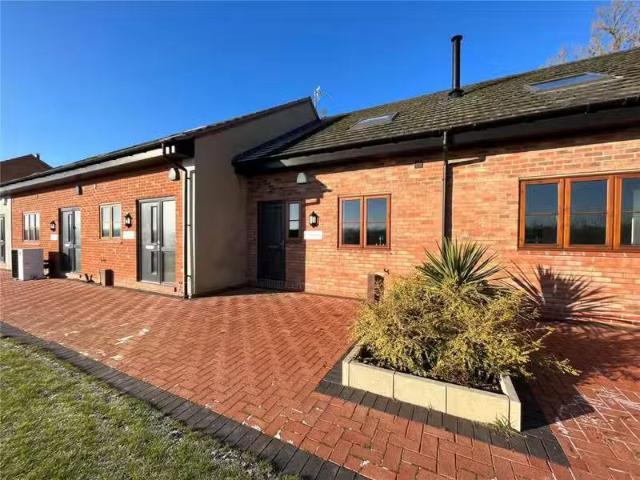 2 bedroom terraced house for rent in Old Warwick Road, Rowingt.