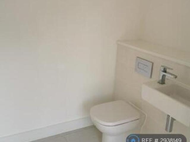 2 bedroom terraced house for rent in Oldham Road, Manchester, M40