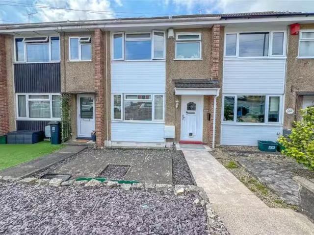 2 bedroom terraced house for rent in Orchard Road, Kingswood.