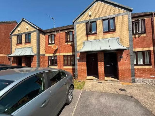2 bedroom terraced house for rent in Loughman Close, Bristol.
