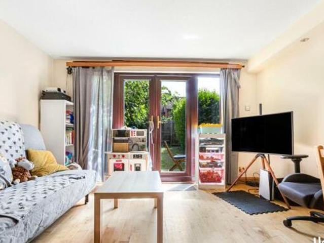 2 Bedroom Terraced House For Rent In London