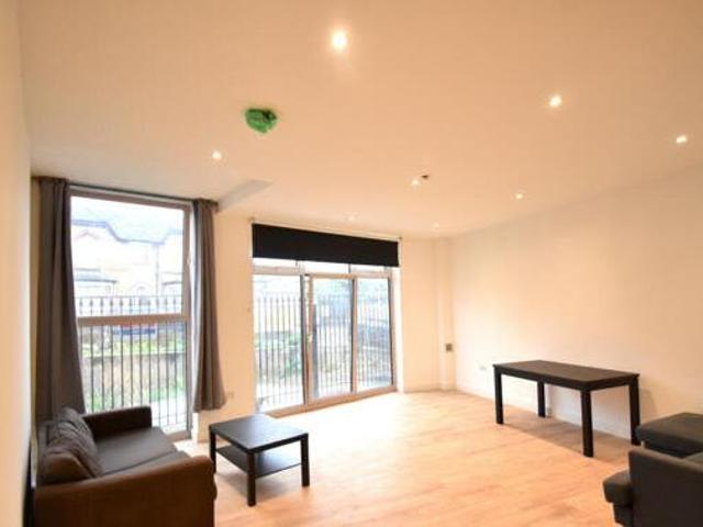 2 Bedroom Terraced House For Rent In London