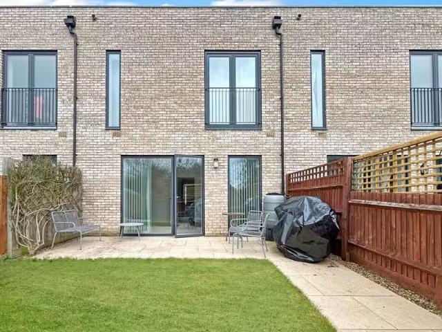 2 bedroom terraced house for rent in Lapwing Avenue, Trumpingt.