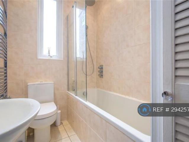 2 bedroom terraced house for rent in Leslie Road, London, N2