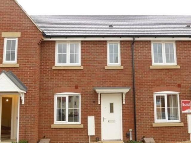 2 bedroom terraced house for rent in Little Grebe Road GL52