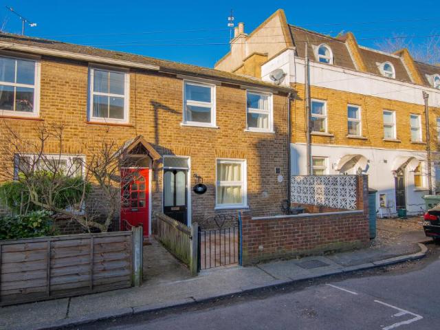 2 bedroom terraced house for rent in Lion Road, Twickenham, TW1